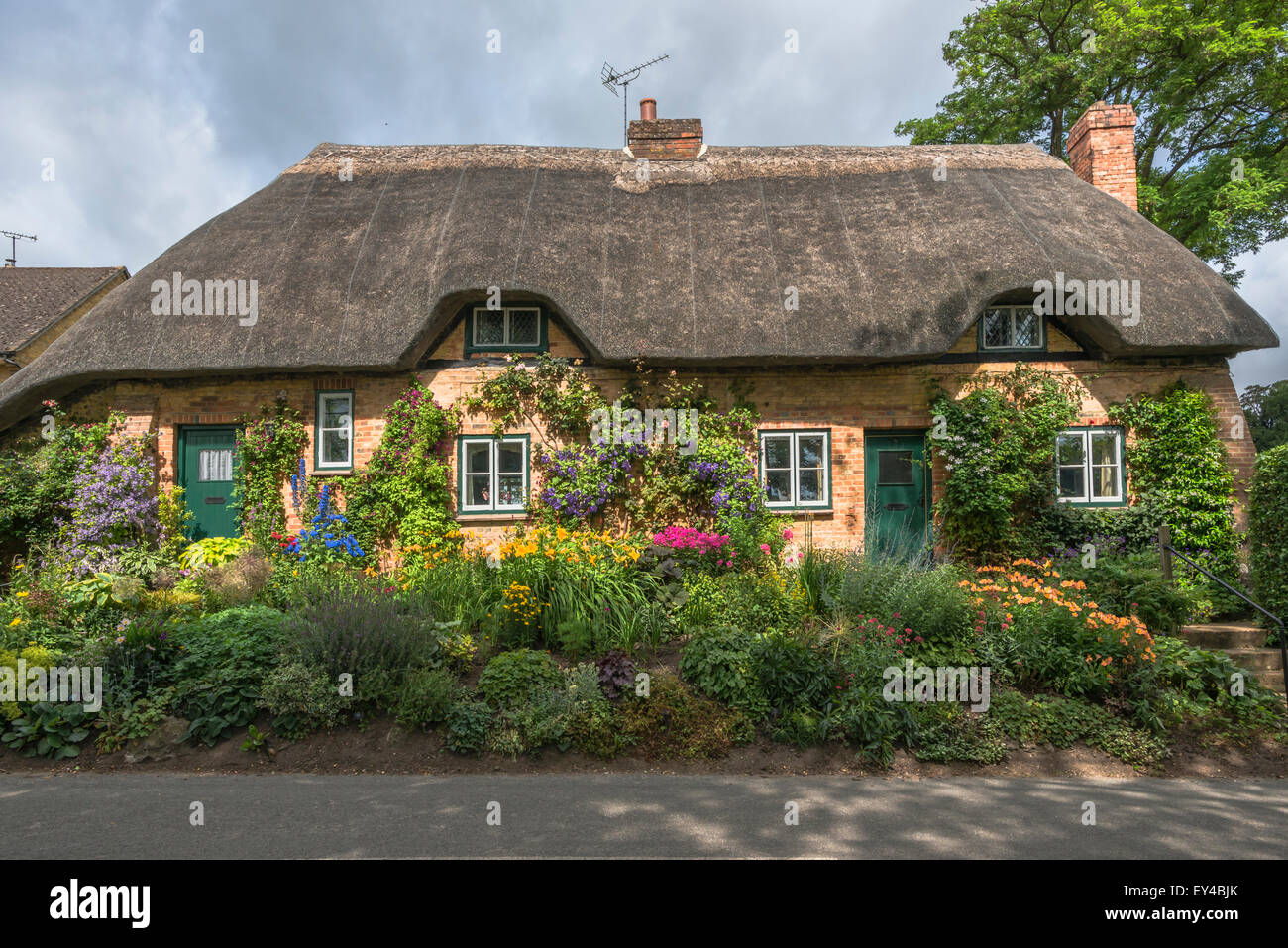 Traditional Thatched cottage in rural English countryside Stock Photo ...