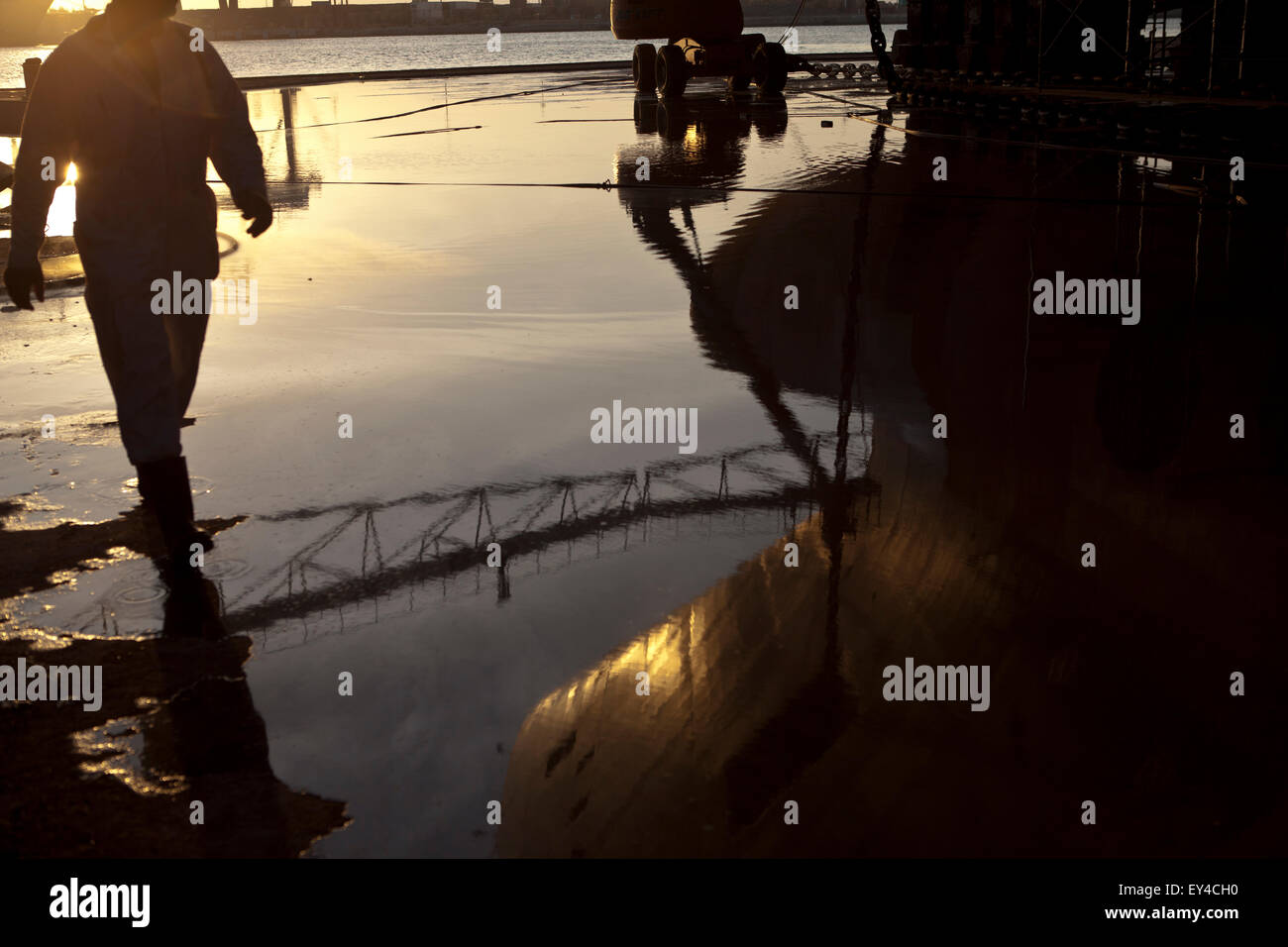 man at work on the shipyard for dry dock Stock Photo - Alamy
