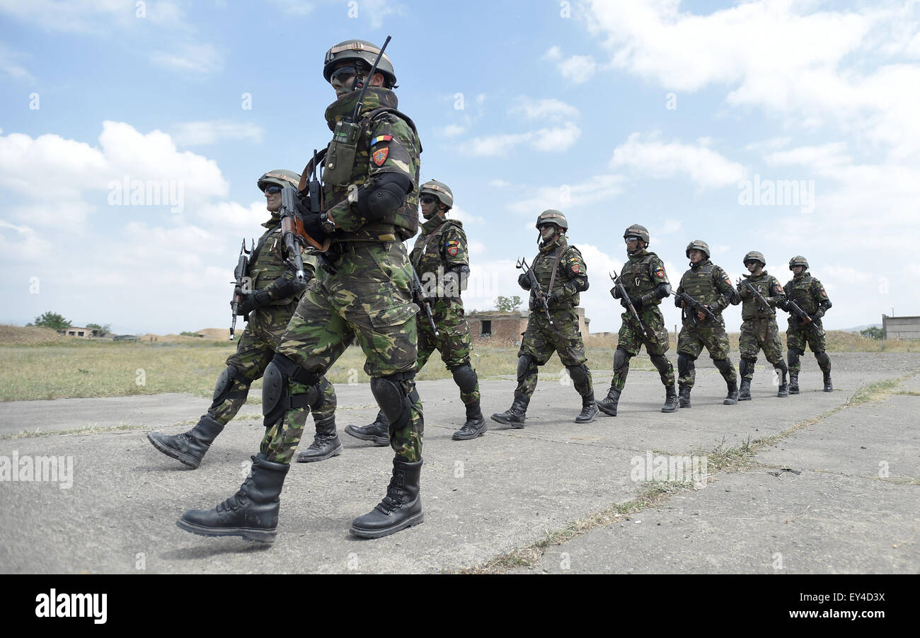 (150721)--TBILISI, July 21, 2015 (Xinhua)-- Soldiers of Georgia and ...