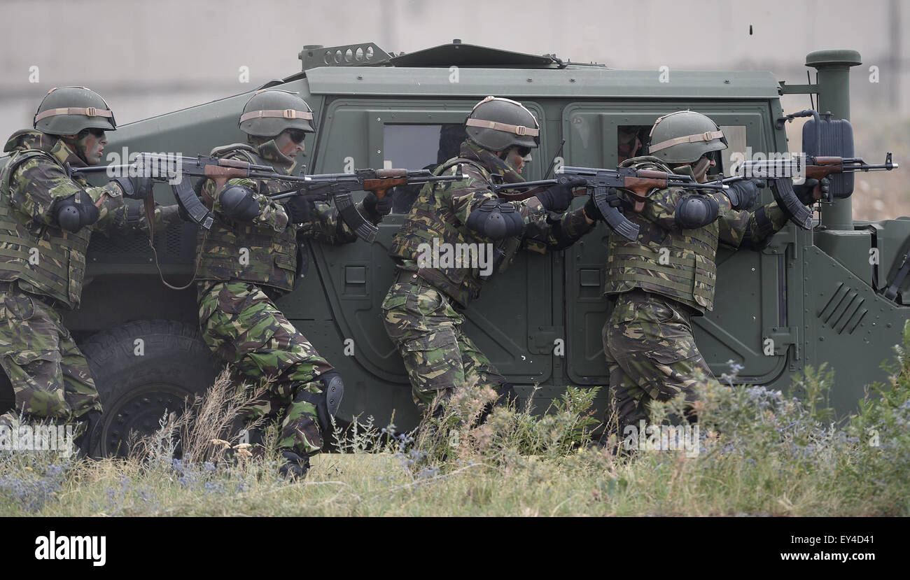 (150721)--TBILISI, July 21, 2015 (Xinhua)-- Soldiers of Georgia and ...
