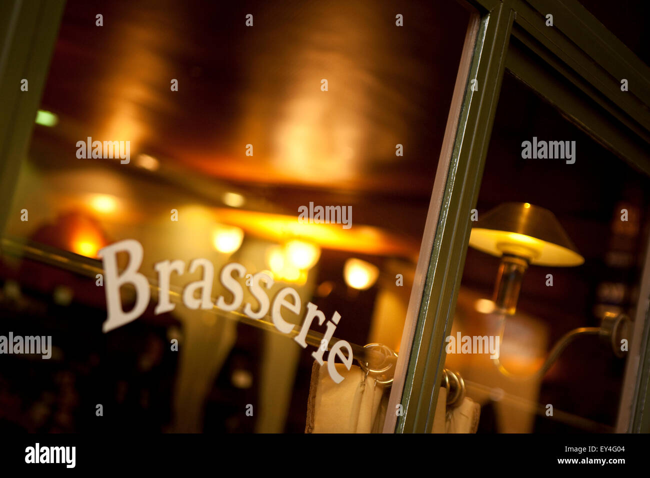 Window of a French bistro in Paris Stock Photo - Alamy