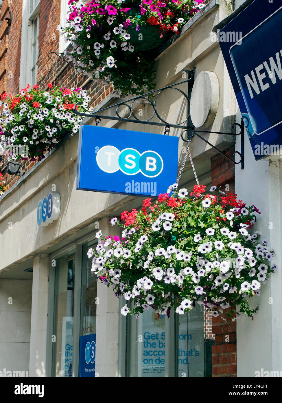 Bank signs hi-res stock photography and images - Alamy