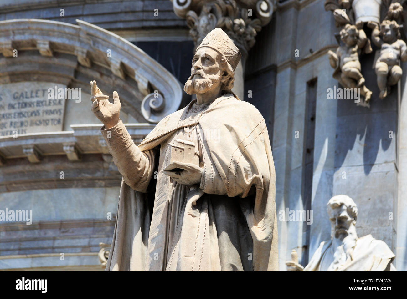 Statue of priest hi-res stock photography and images - Alamy
