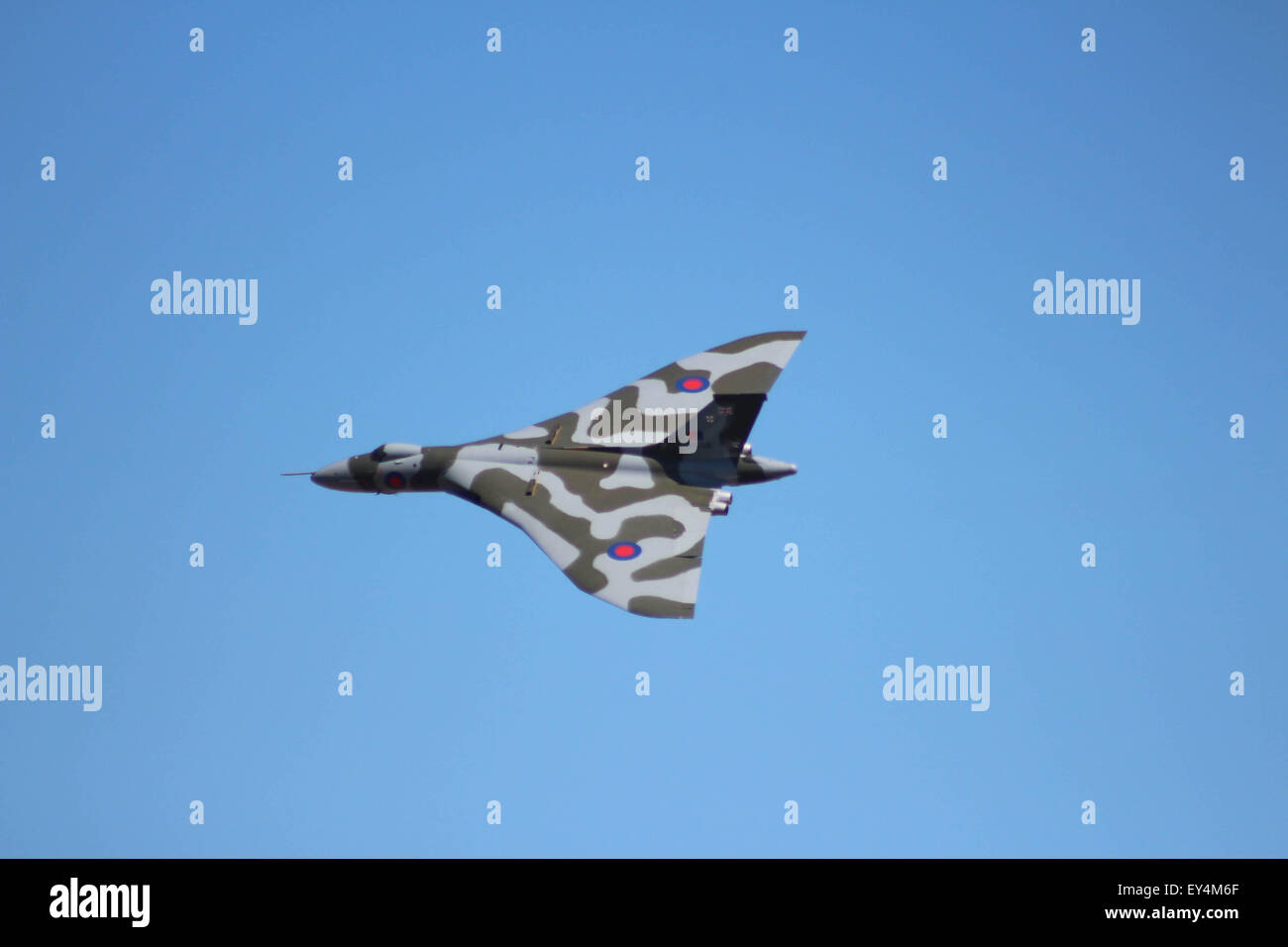 Red Arrows Escorting the Avro Vulcan Bombers last flight at Fairford ...