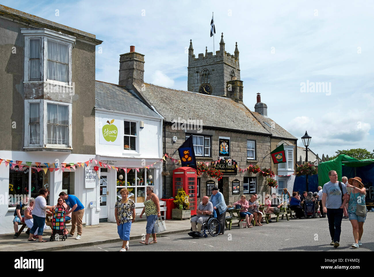 Town square uk hi-res stock photography and images - Alamy
