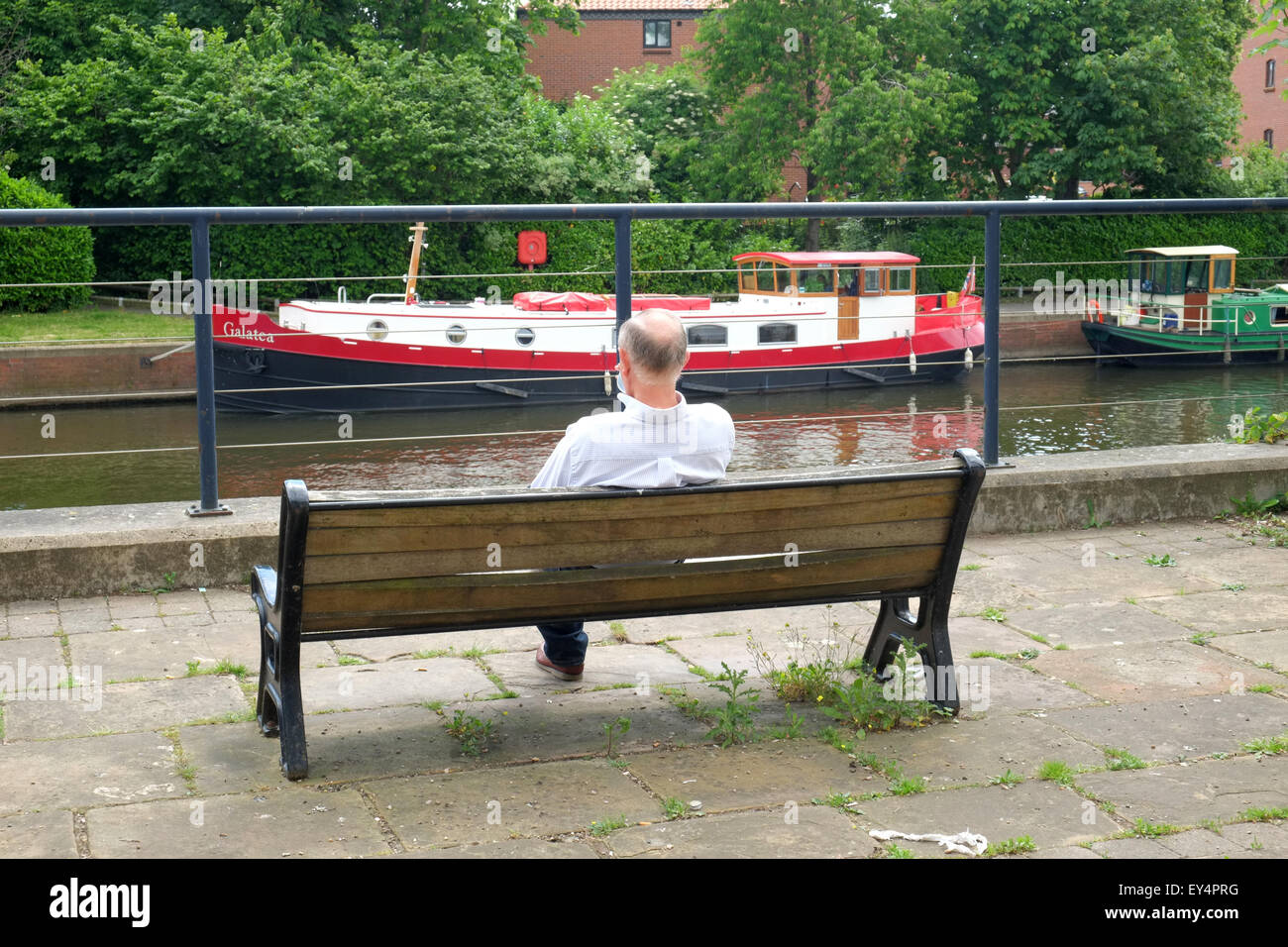 Relaxing man on a bench beside a river in Newark Nottinghamshire Stock ...