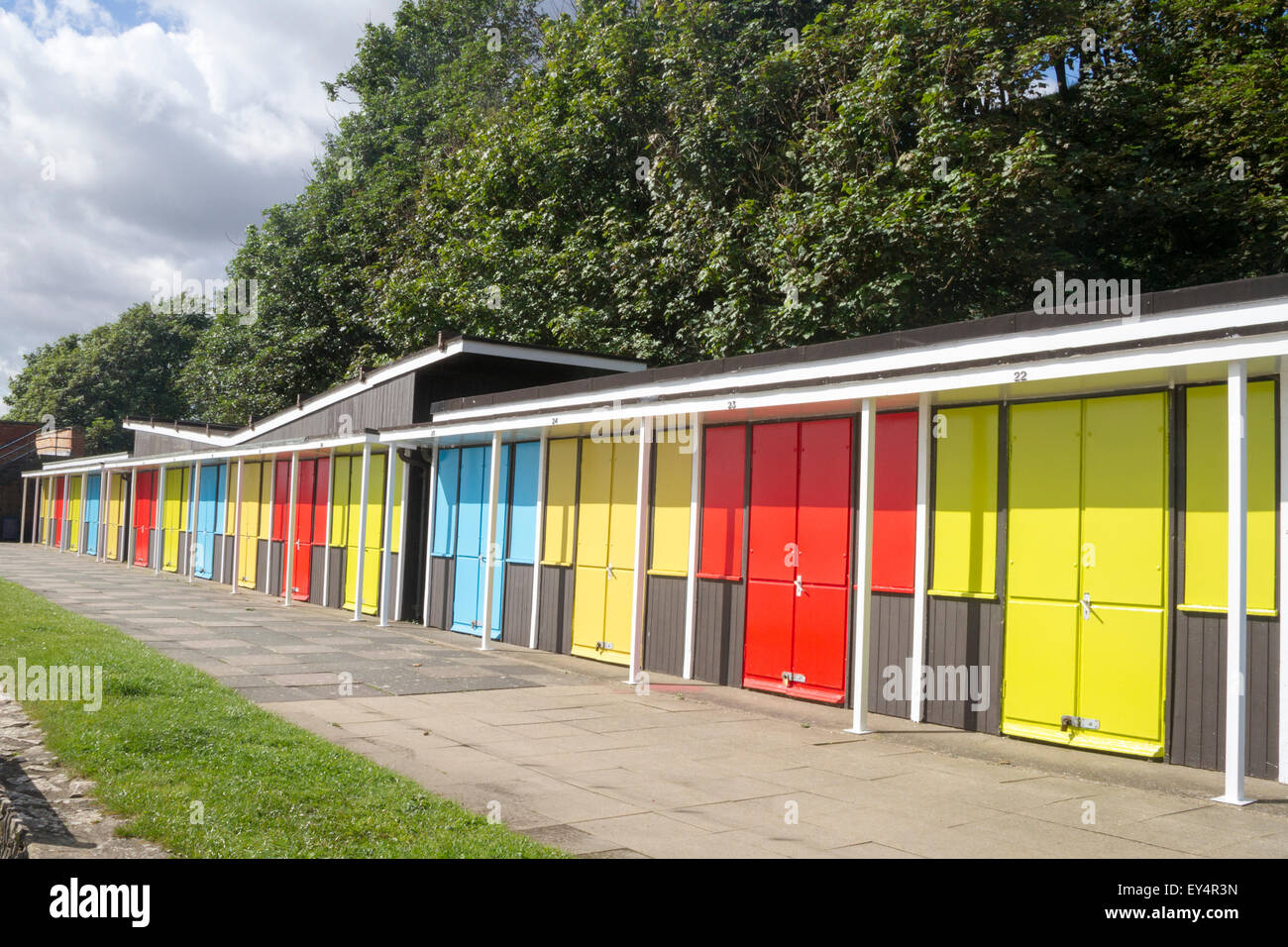 Beach huts on beach filey hi-res stock photography and images - Alamy