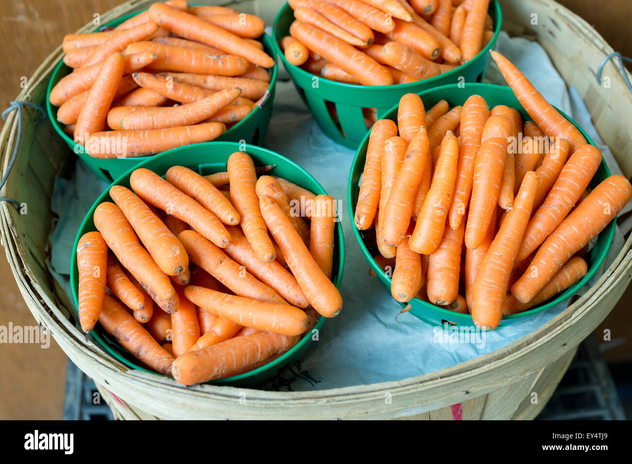 Small carrots at the market Stock Photo - Alamy