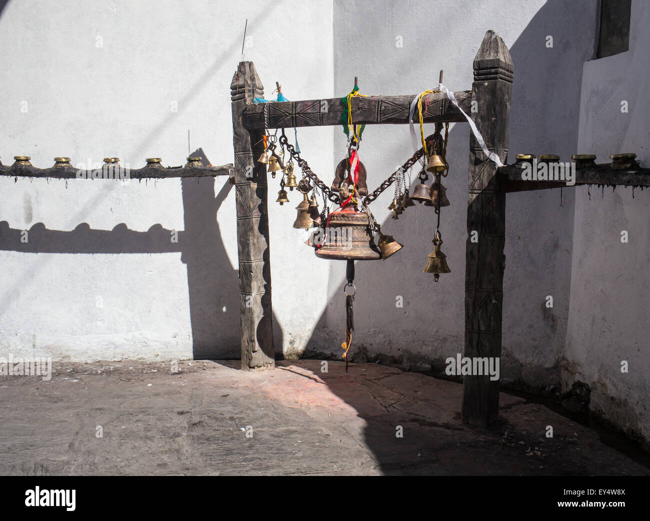 Bell icon yellow gold hi-res stock photography and images - Alamy