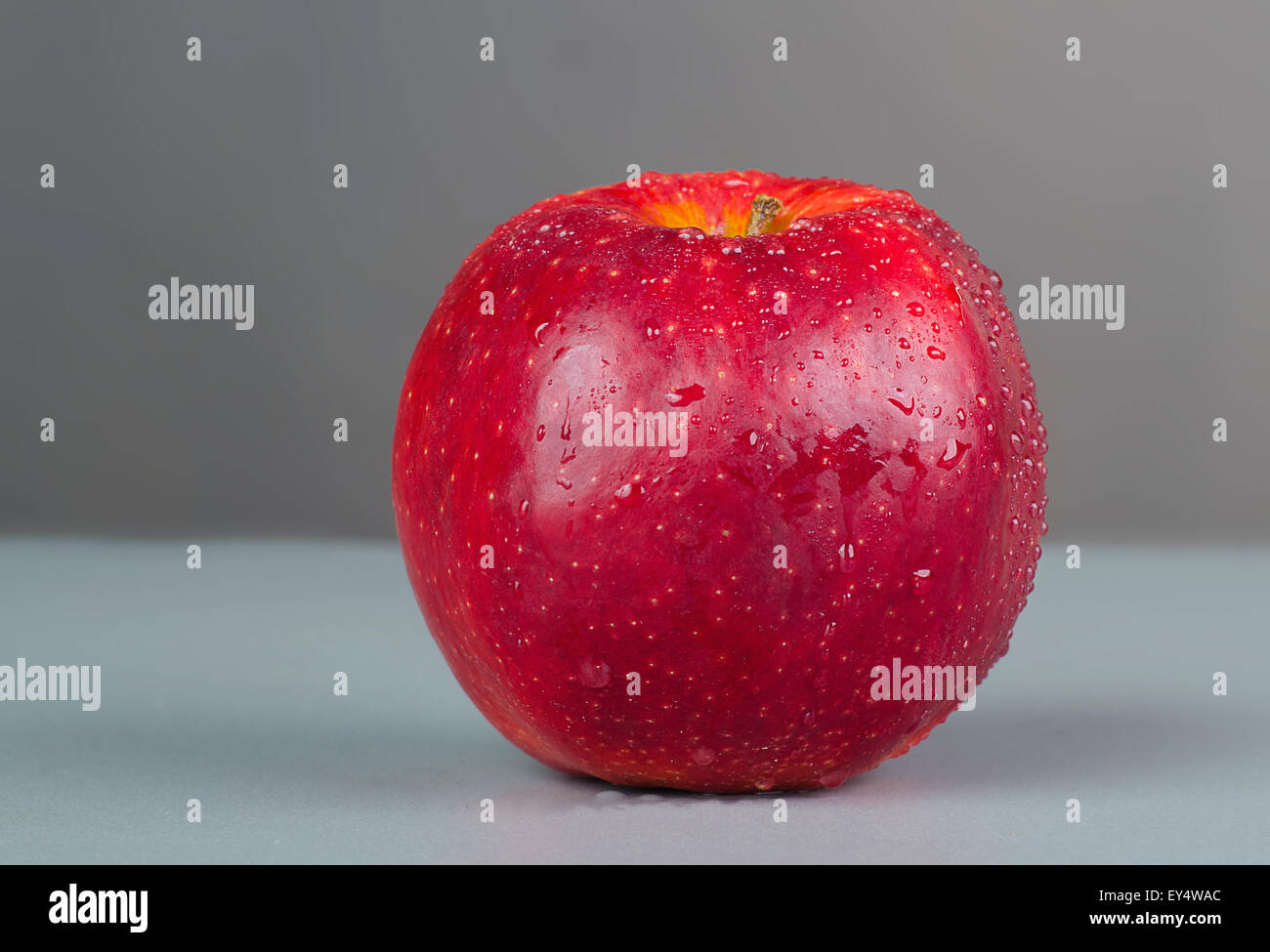 Wet red apple Stock Photo - Alamy