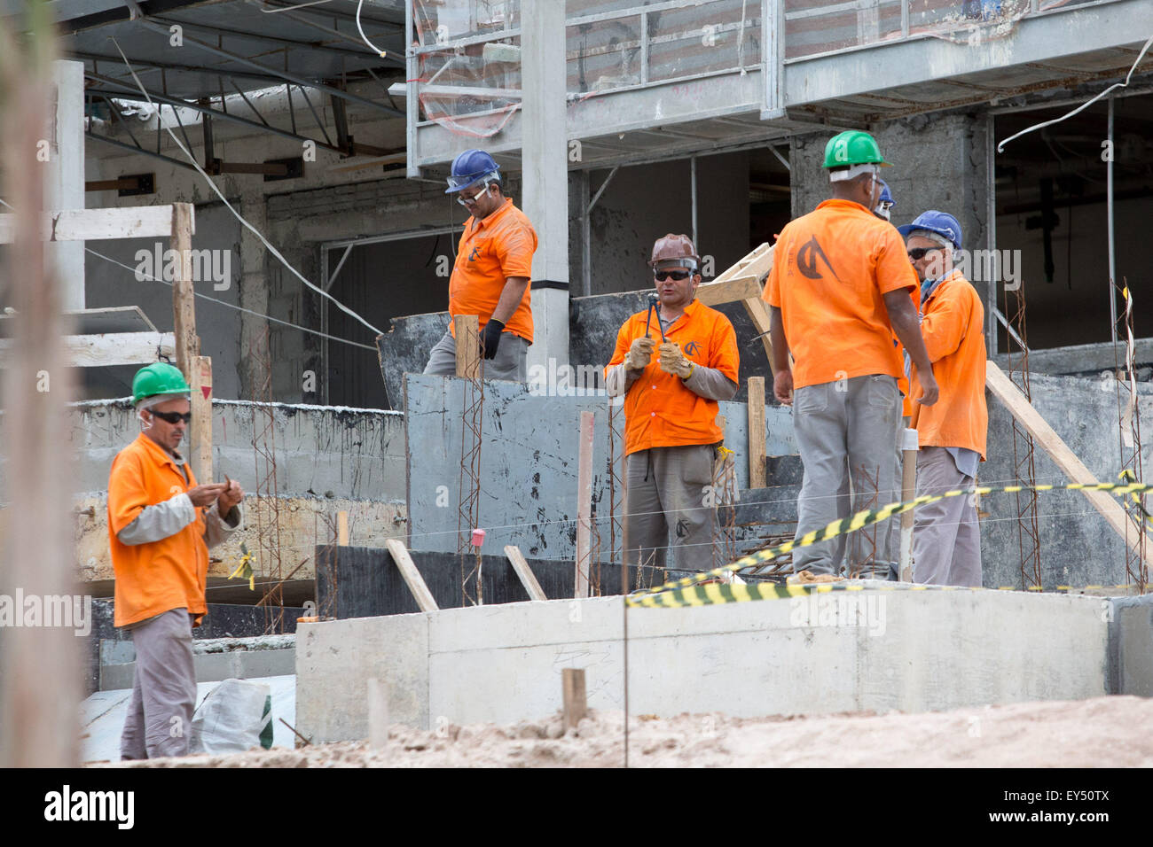 (150722) -- RIO DE JANEIRO, July 22, 2015 (Xinhua) -- Builders work on ...