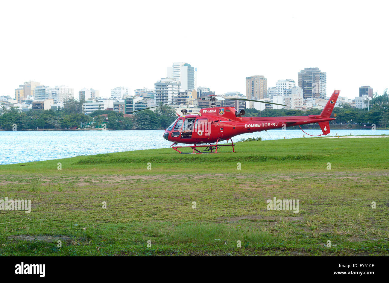 Red and white bell helicopter hi-res stock photography and images - Alamy