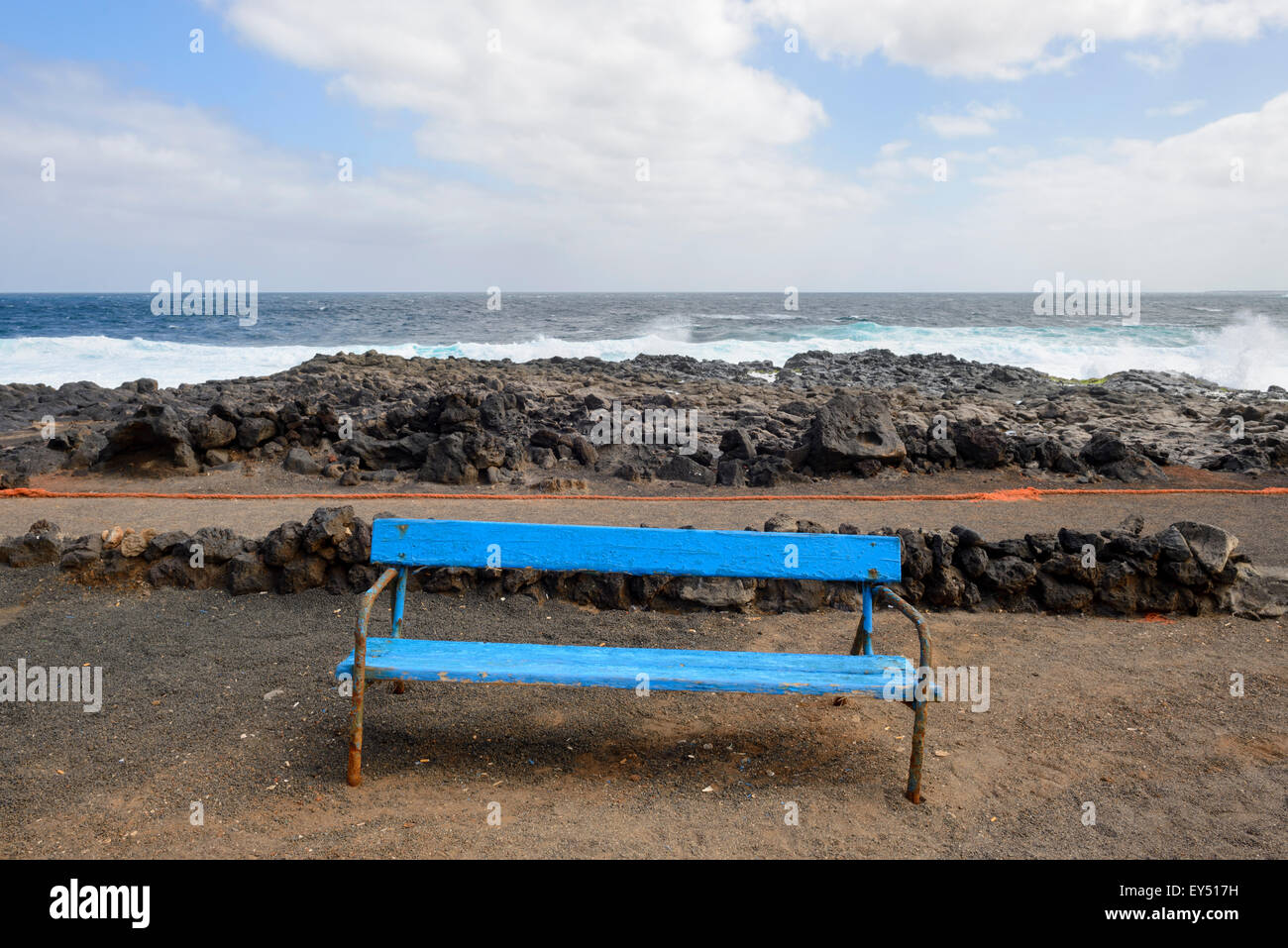 Blue bench hi-res stock photography and images - Alamy