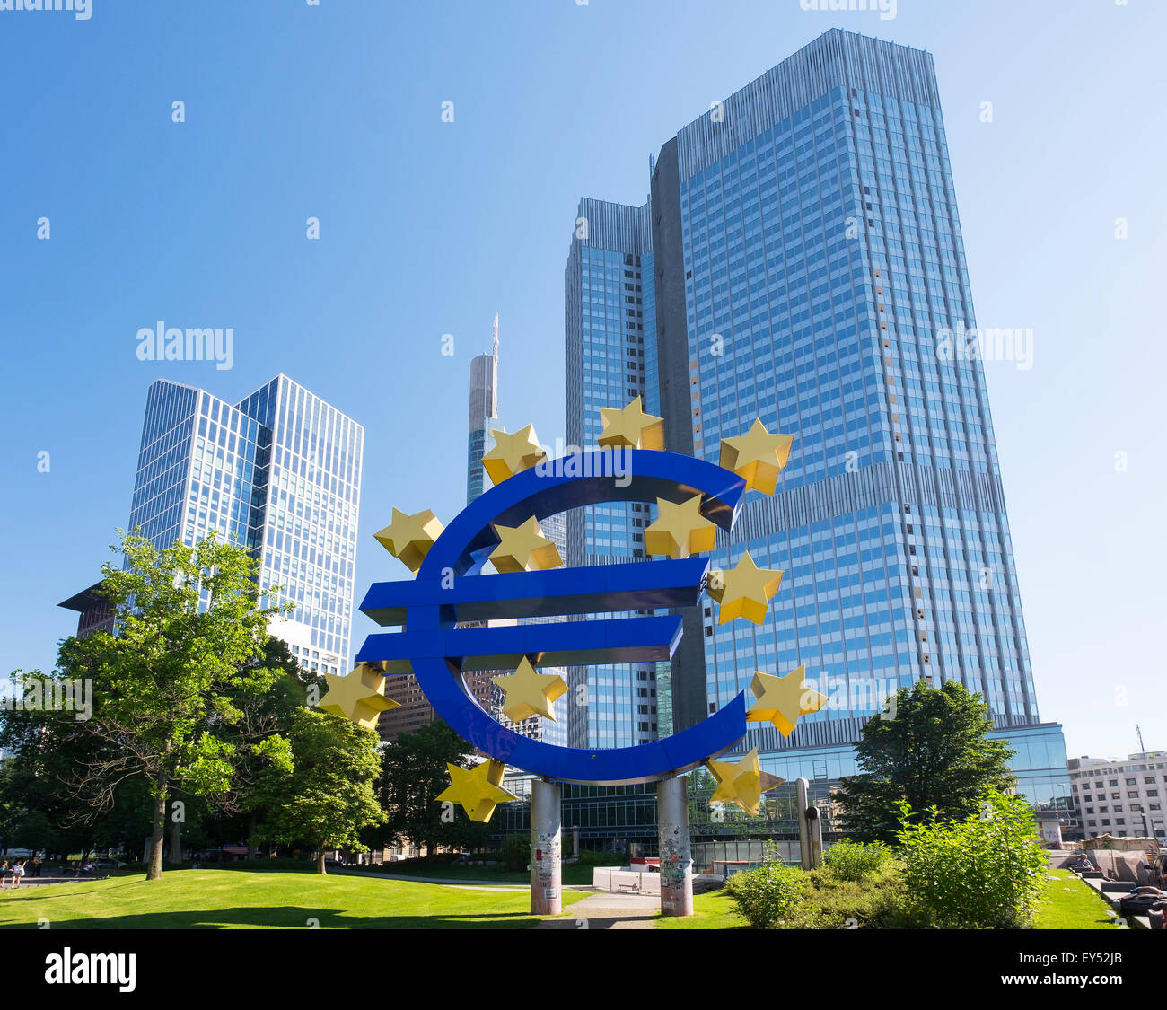 Euro sculpture, Taunusturm tower on the left, Eurotower on the right ...