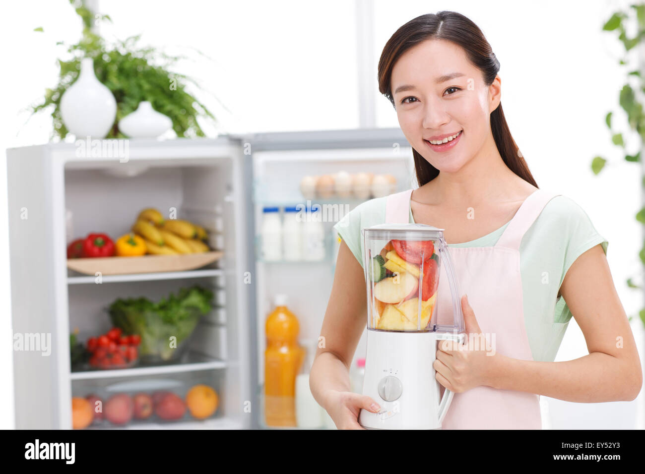 Chinese women cooking hi-res stock photography and images - Alamy