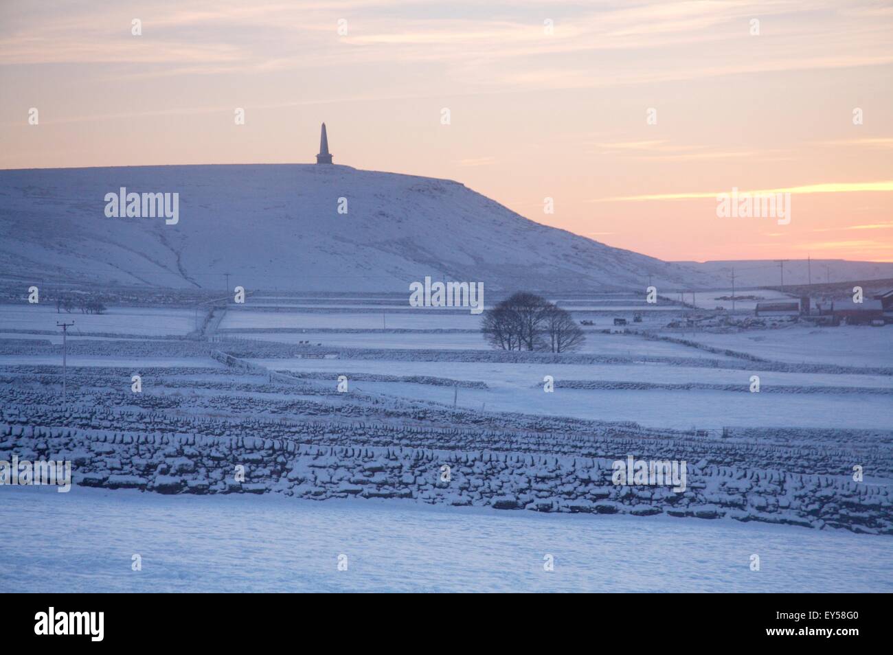 Stoodley Pike, Yorkshire in snow Stock Photo - Alamy