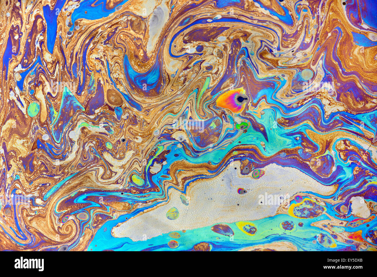 Polarization and diffraction in a puddle of oily water Broken light and ...