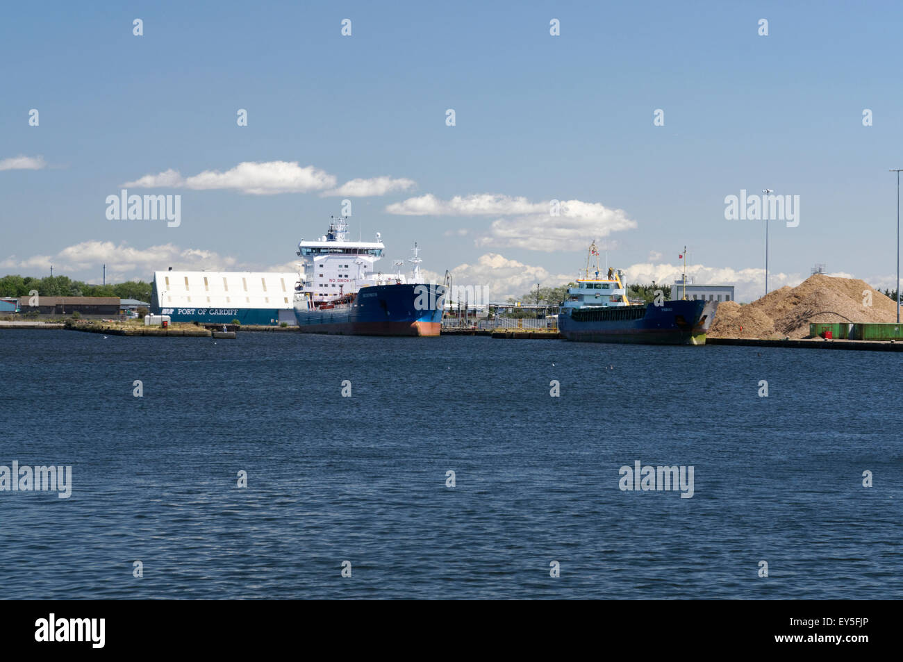 Ship transporting dock hi-res stock photography and images - Alamy