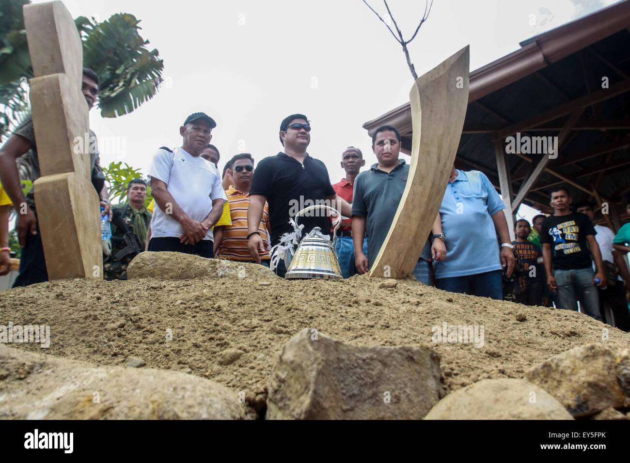 Datu Sajid Ampatuan visits the grave of his father, the former ...