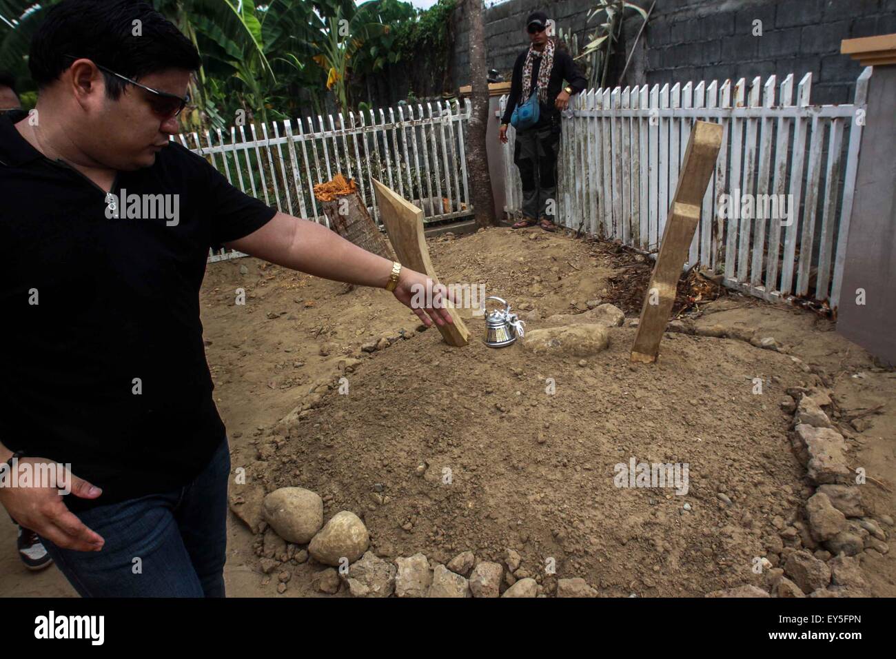 Datu Sajid Ampatuan visits the grave of his father, the former ...
