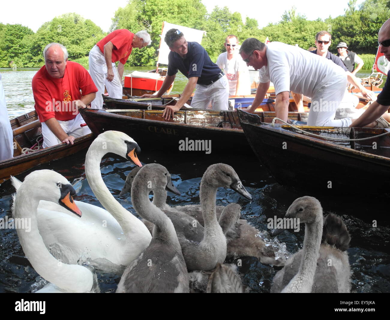 London, Germany. 21st July, 2015. Helpers in a rowing boat assist the ...