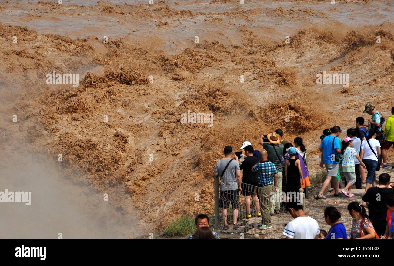 Linfen, China's Shanxi Province. 22nd July, 2015. People visit Hukou ...
