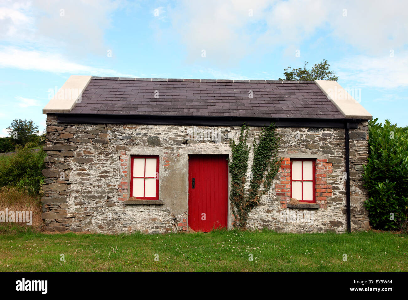 Traditional irish cottage hi-res stock photography and images - Alamy