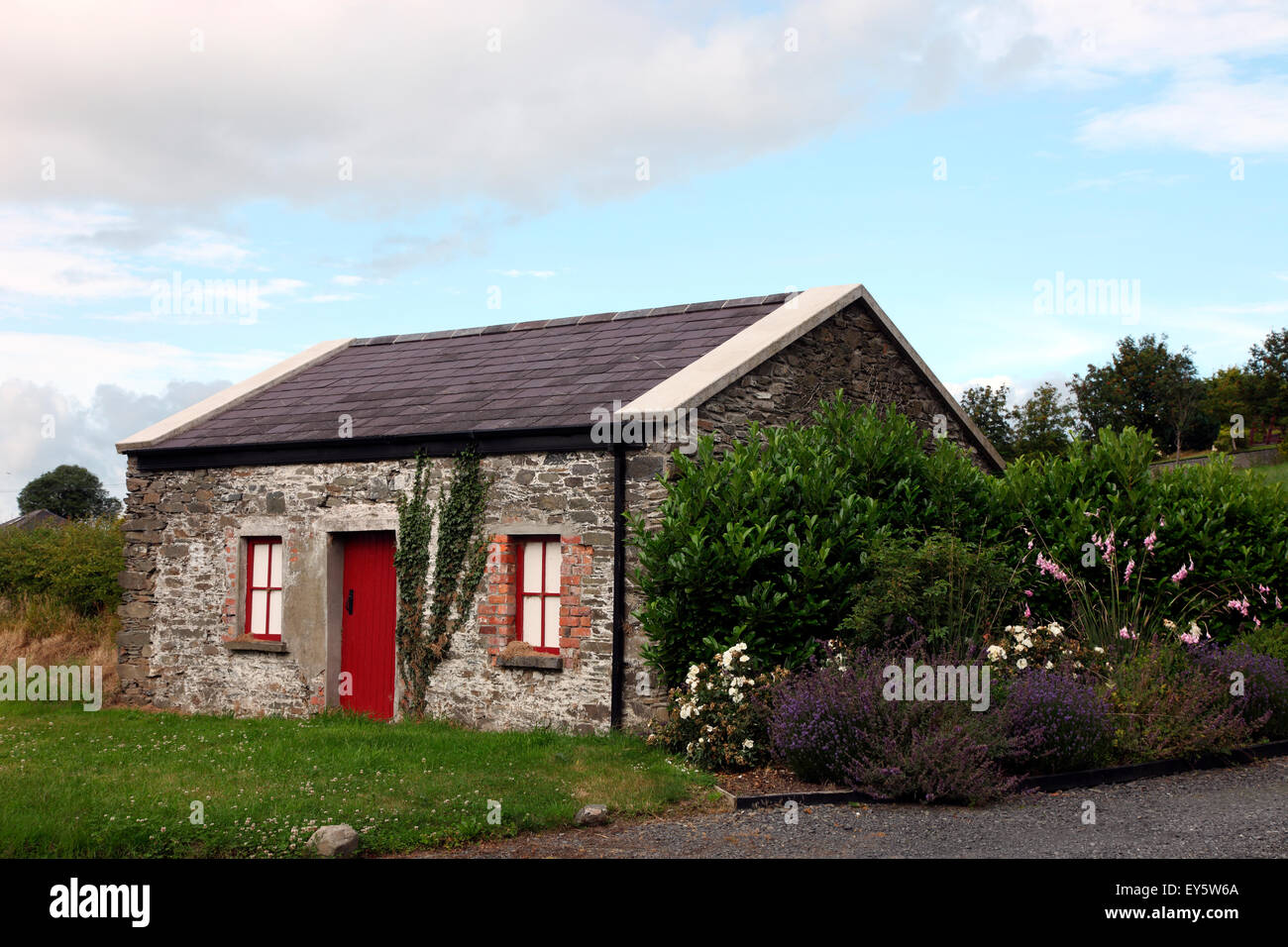 Traditional irish cottage hi-res stock photography and images - Alamy