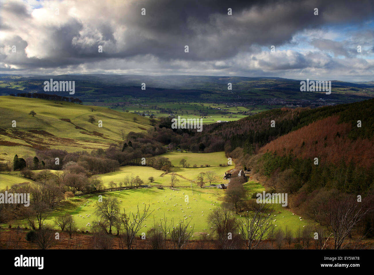 Photograph by © Jamie Callister. Offa's Dyke Footpath, Vale of Clwyd ...