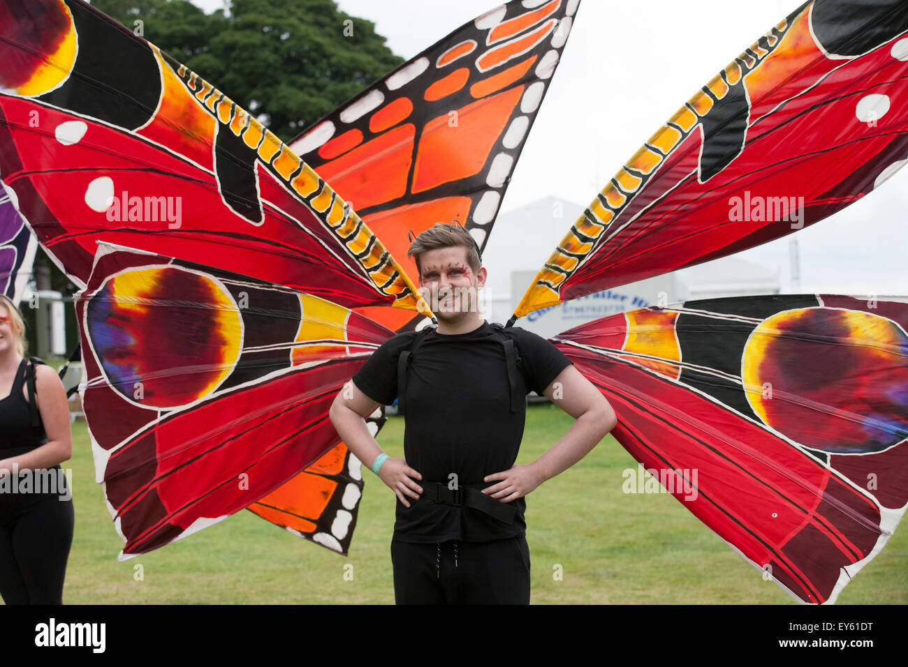 Knutsford, UK. 22nd July, 2015. Cabasa Carnival Arts colourful parade ...