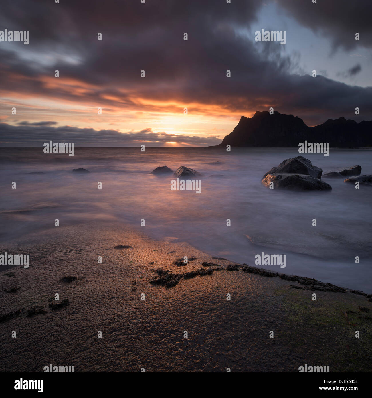 Midnight sun lofoten islands hi-res stock photography and images - Alamy