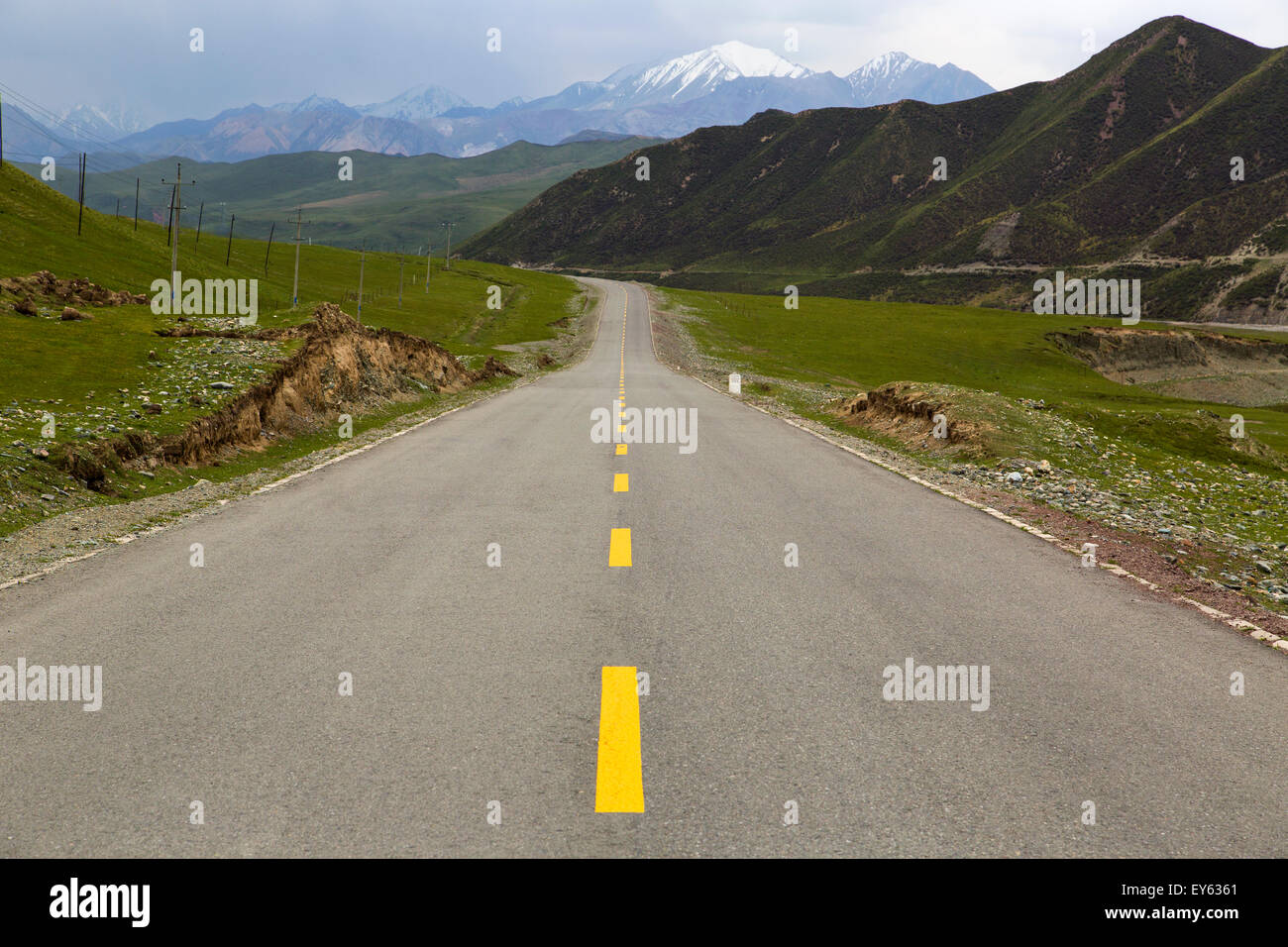 Road in Qinghai province, China Stock Photo - Alamy
