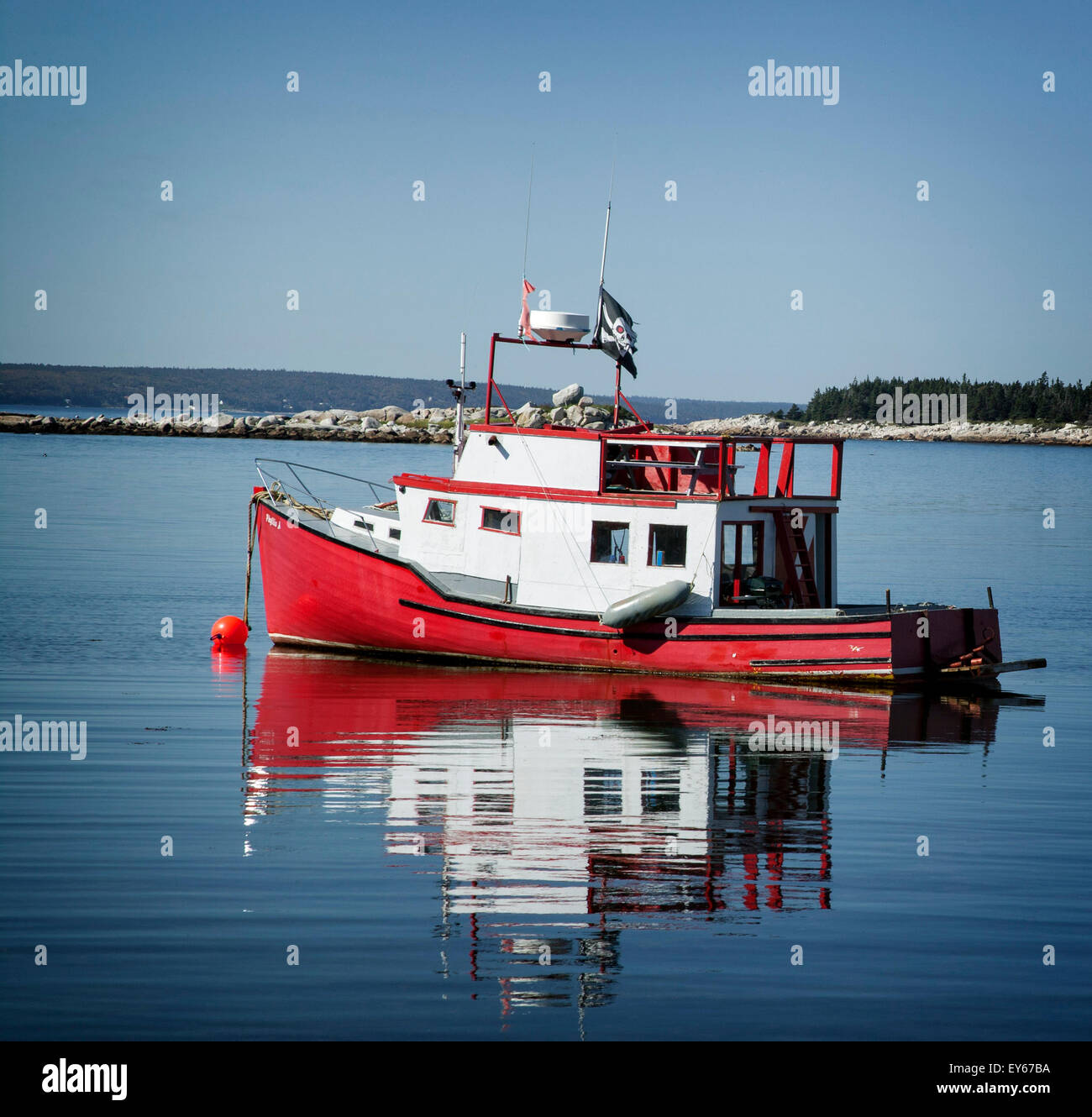 Small white fishing boat hi-res stock photography and images - Alamy