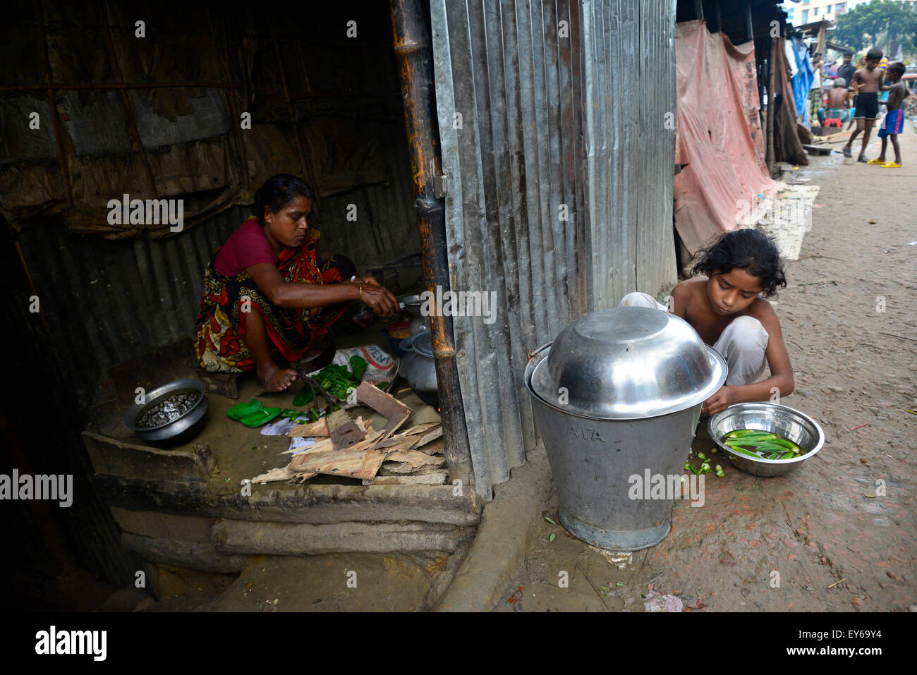Indian Poor Woman Cooking Stock Photos & Indian Poor Woman Cooking ...