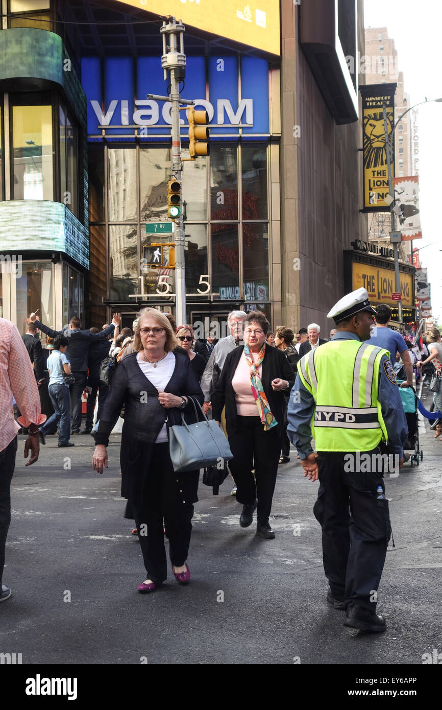 NYPD officer crossing the street at Broadway, Manhattan, New York City ...
