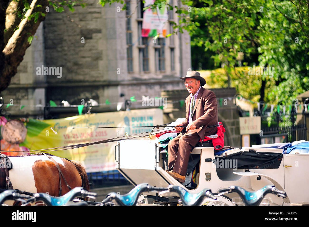 An Irishman driving horse drawn taxi through the centre of Dublin Stock ...