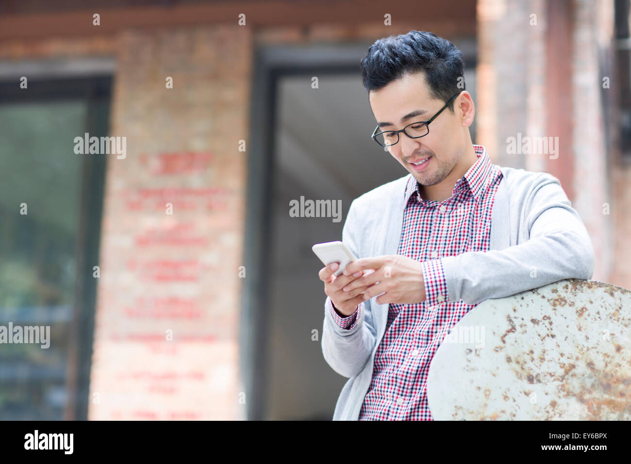 Man using smart phone Stock Photo - Alamy