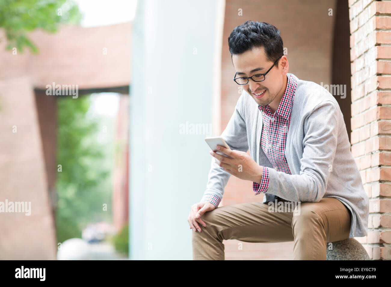 Man using smart phone Stock Photo - Alamy
