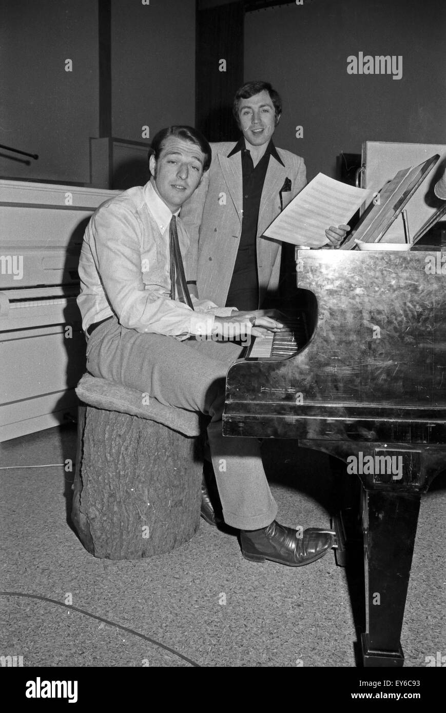 Der französische Sänger Michel Mallory (rechts) und der deutsche ...