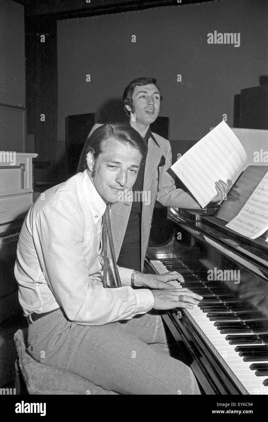 Der französische Sänger Michel Mallory (rechts) und der deutsche ...