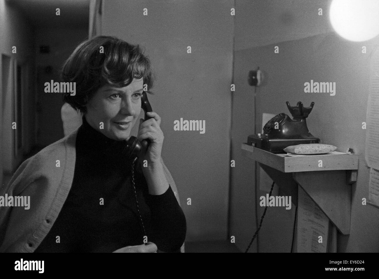 Deutsche Schauspielerin Doris Schade am Telefon, Deutschland 1960er ...