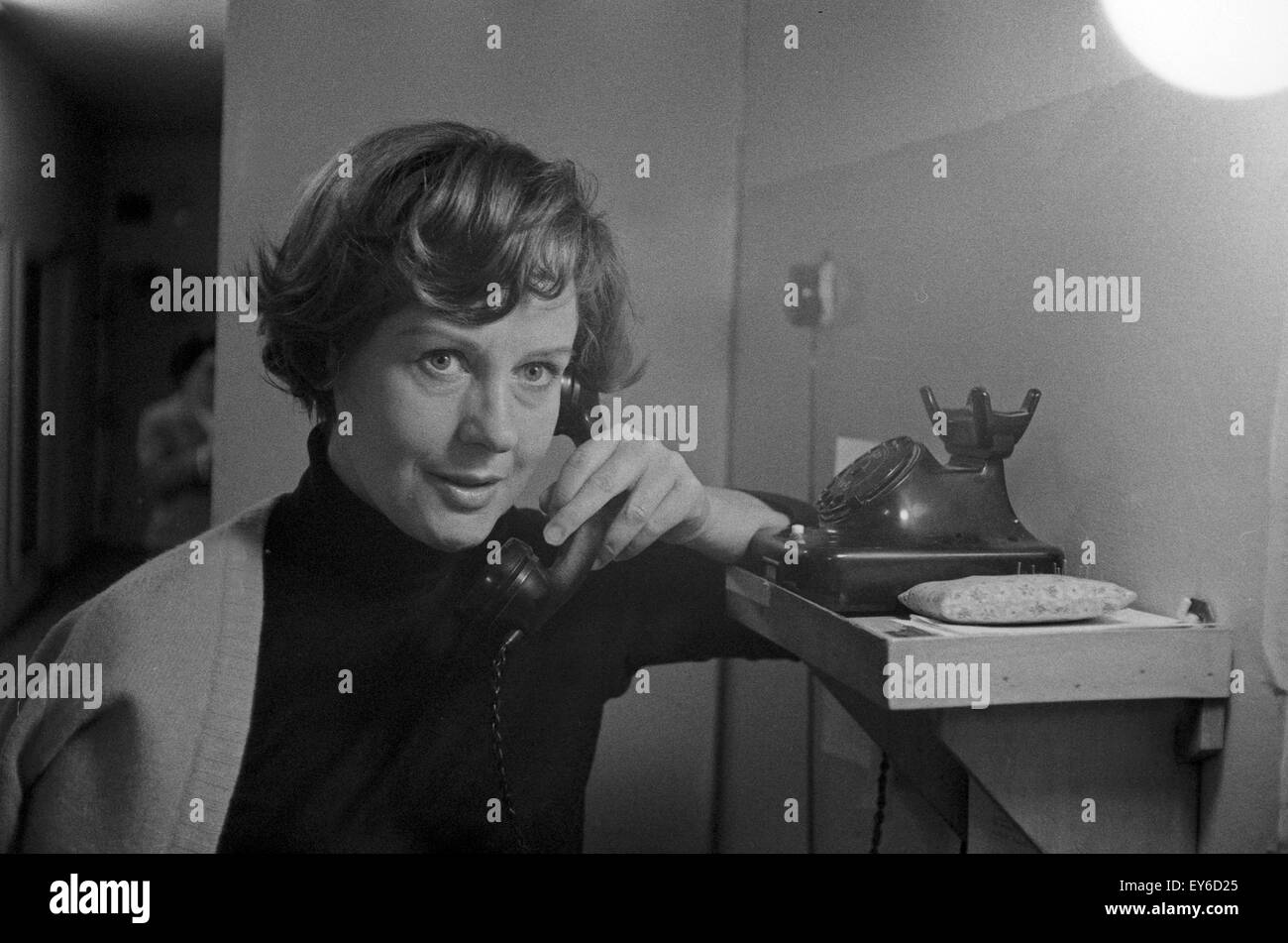 Deutsche Schauspielerin Doris Schade am Telefon, Deutschland 1960er ...