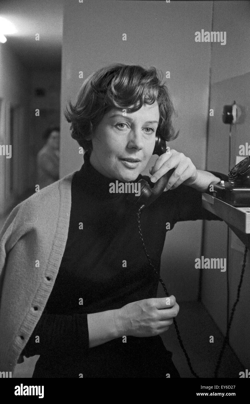 Deutsche Schauspielerin Doris Schade am Telefon, Deutschland 1960er ...