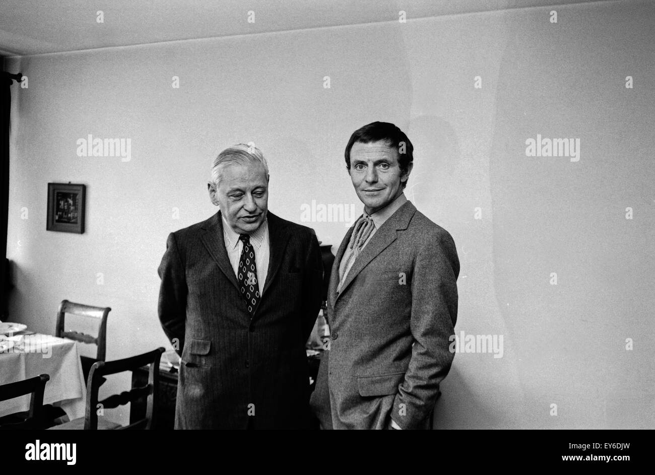 Der deutsche Schauspieler Heinz Benennt (rechts) mit dem ...