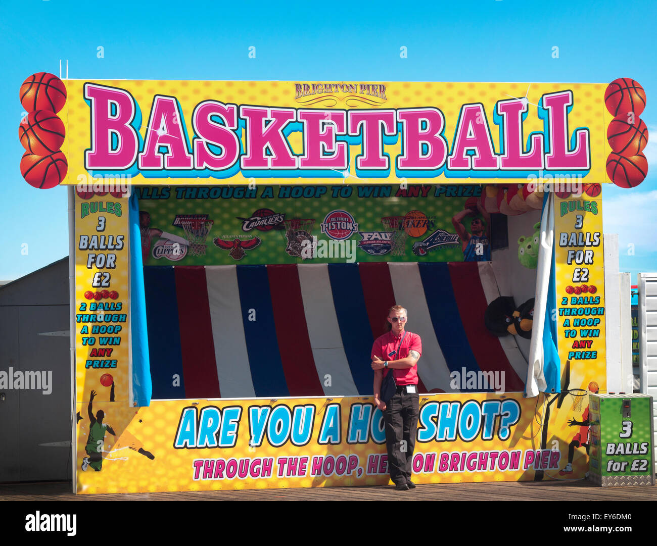 A basketball themed amusement on Brighton Pier Stock Photo - Alamy