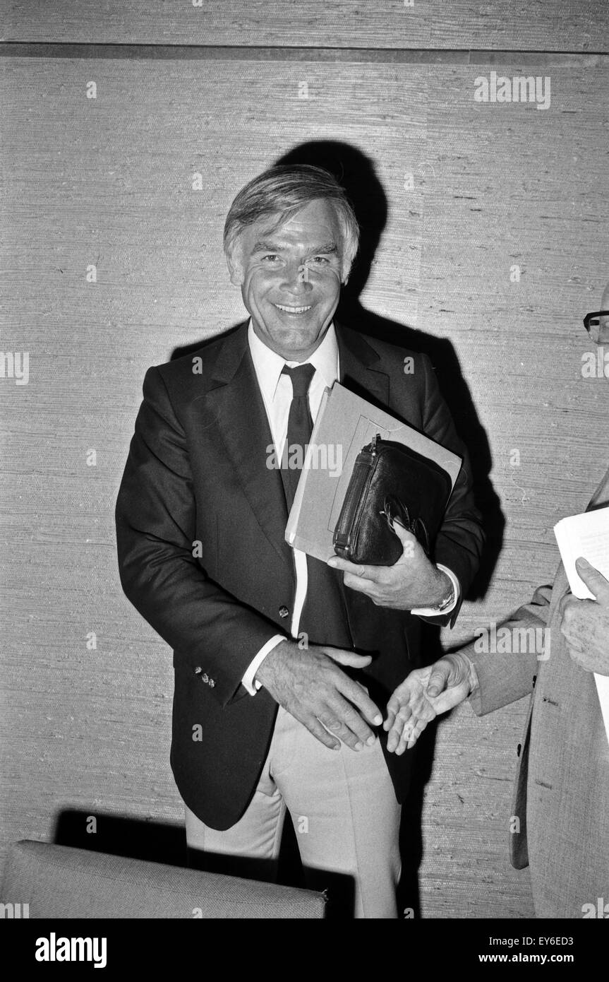 Schauspieler Joachim Fuchsberger bei einer Pressekonferenz der CSU ...