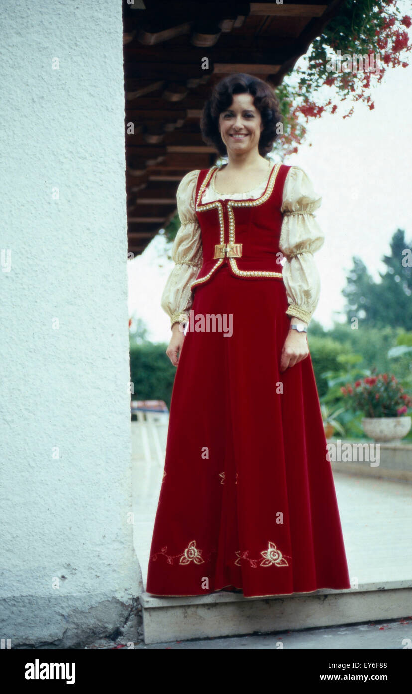 Volkstümliche Sängerin Lydia Huber im Abend-Dirndl, Deutschland 1970er ...