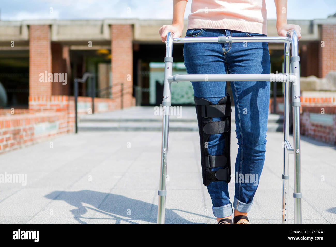 Leg splint hi-res stock photography and images - Alamy
