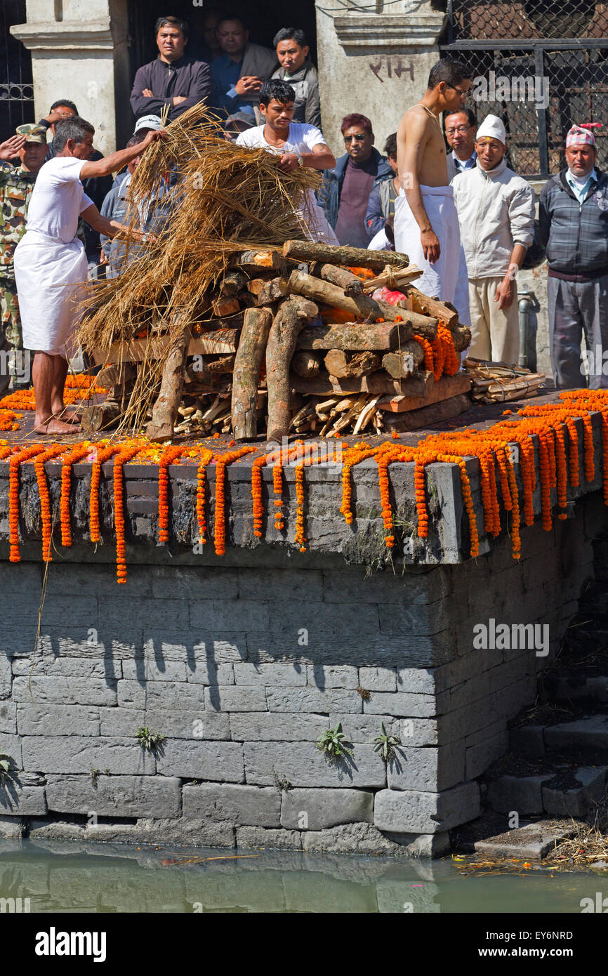Preparing a funeral pyre at Pashupatinath Temple in Kathmandu Stock ...