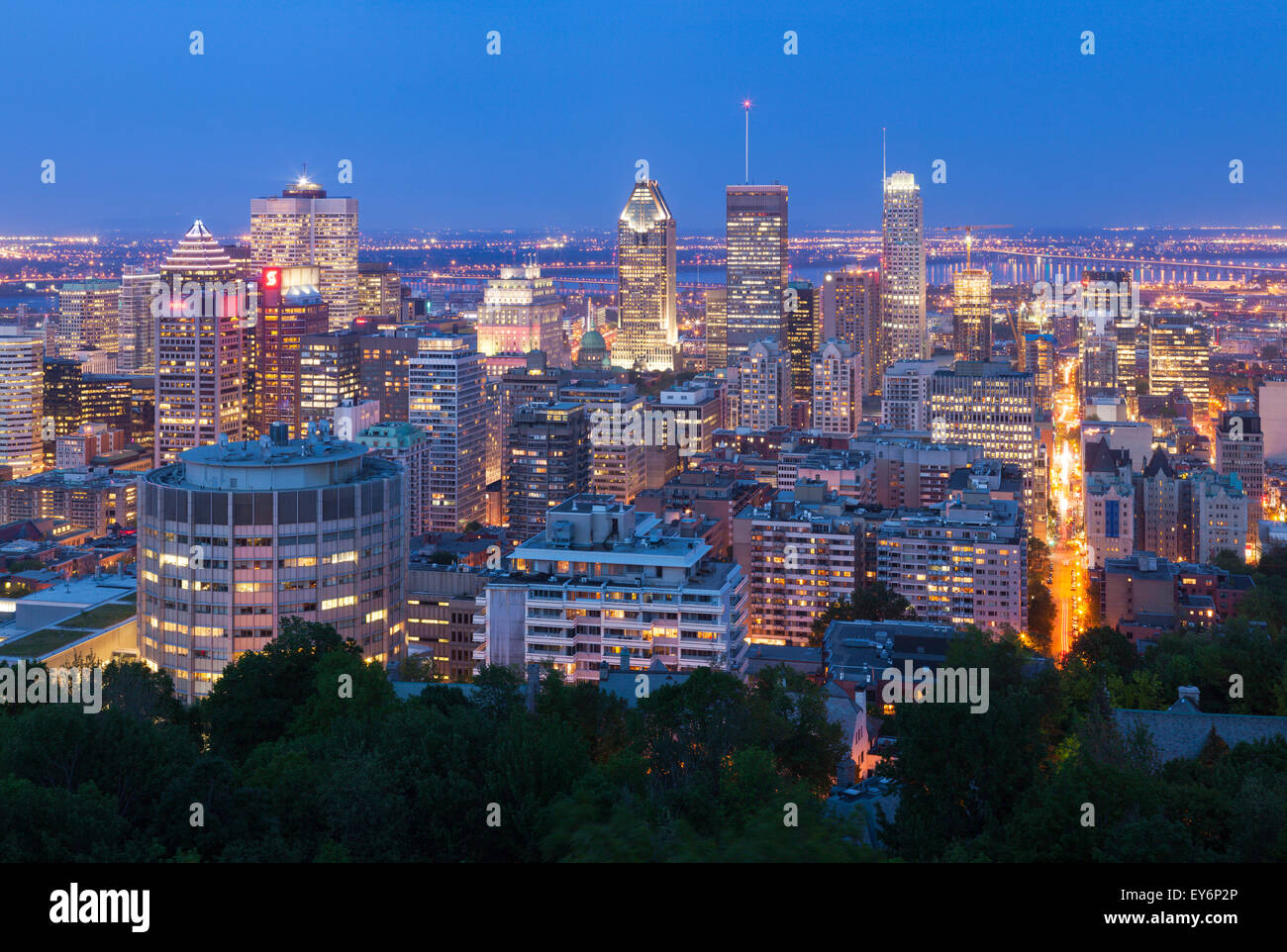 Downtown Montreal at dusk from Mount Royal Park. Quebec, Canada Stock ...